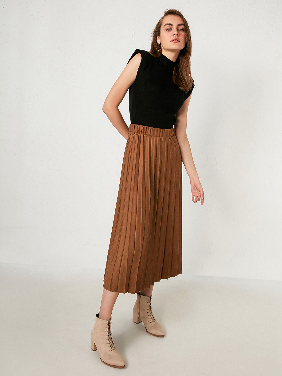 Beli Lastikli Pileli Süet Görünümlü Etek