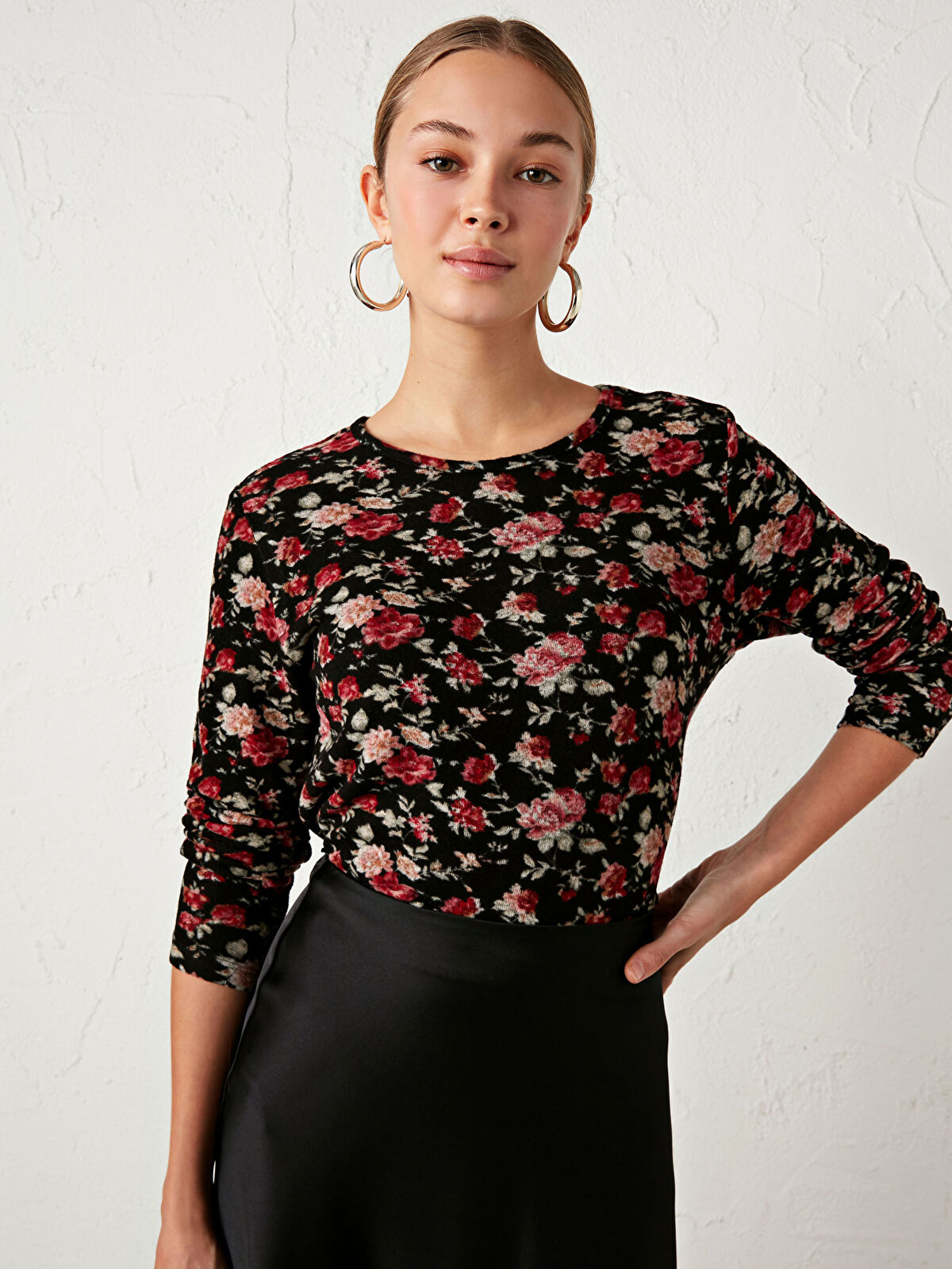 Çiçek Desenli Esnek Tişört