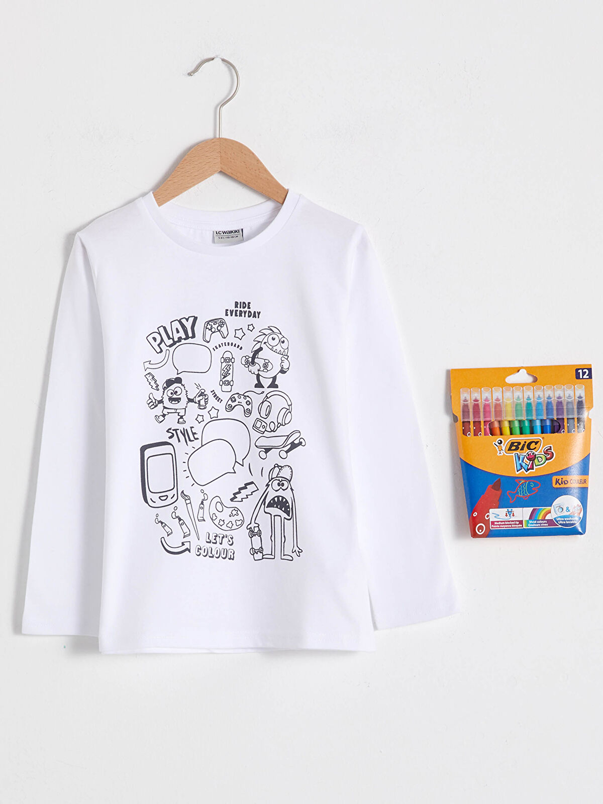 Erkek Çocuk Tişört ve Boya Kalemi