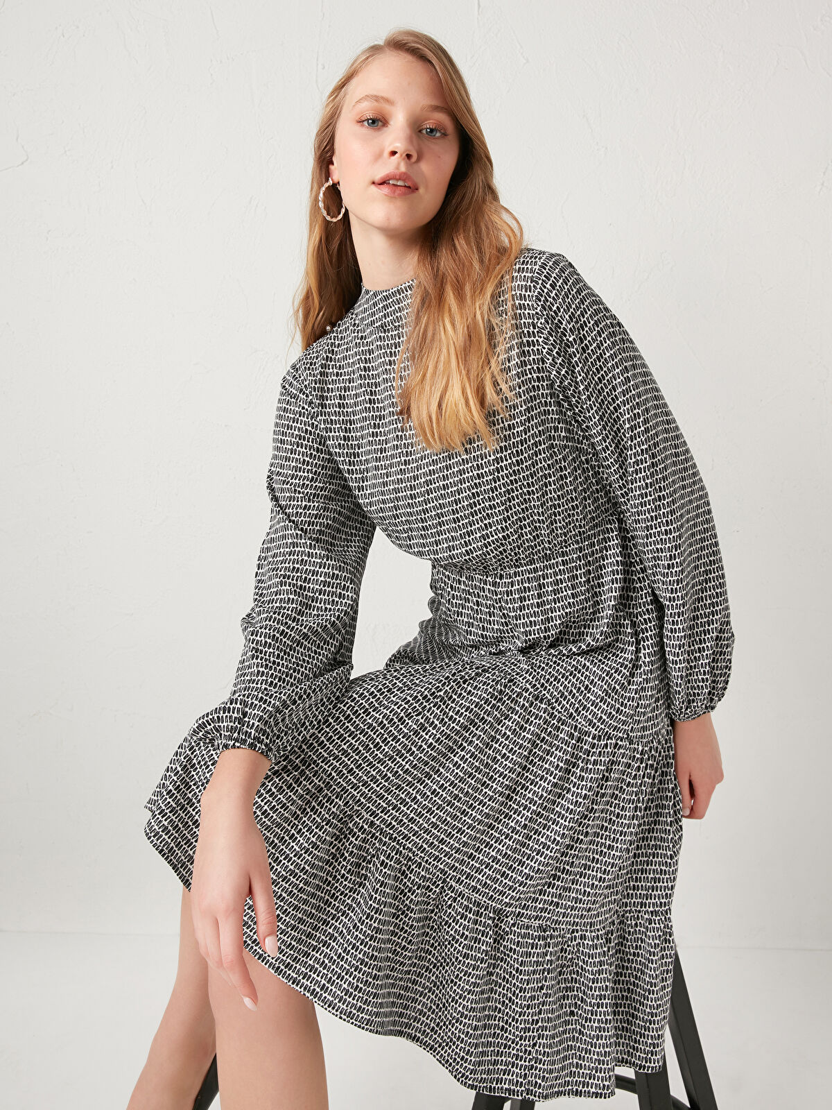 Beli Büzgülü Desenli Viskon Elbise