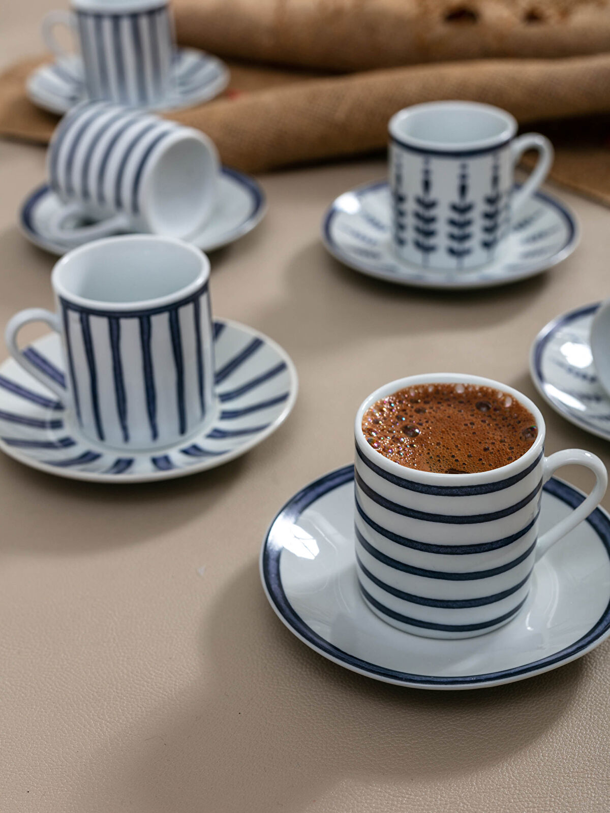 Desenli Porselen Türk Kahvesi Fincan Takımı 6'lı 5x5 Cm Desenli Porselen Türk Kahvesi Fincan Takımı 6'lı 5x5 Cm