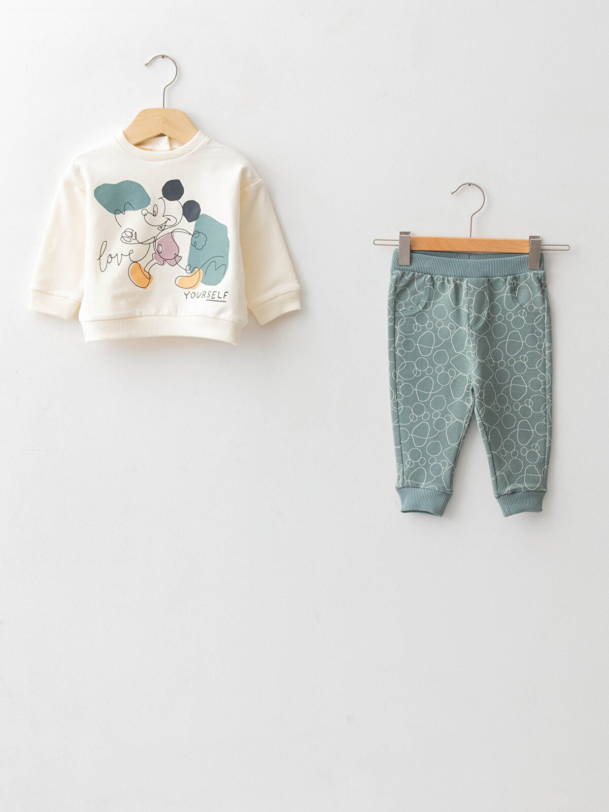 Bisiklet Yaka Uzun Kollu Mickey Mouse  Baskılı Pamuklu Erkek Bebek Sweatshirt ve Jogger Eşofman Alt 2'li Takım Bisiklet Yaka Uzun Kollu Mickey Mouse  Baskılı Pamuklu Erkek Bebek Sweatshirt ve Jogger Eşofman Alt 2'li Takım