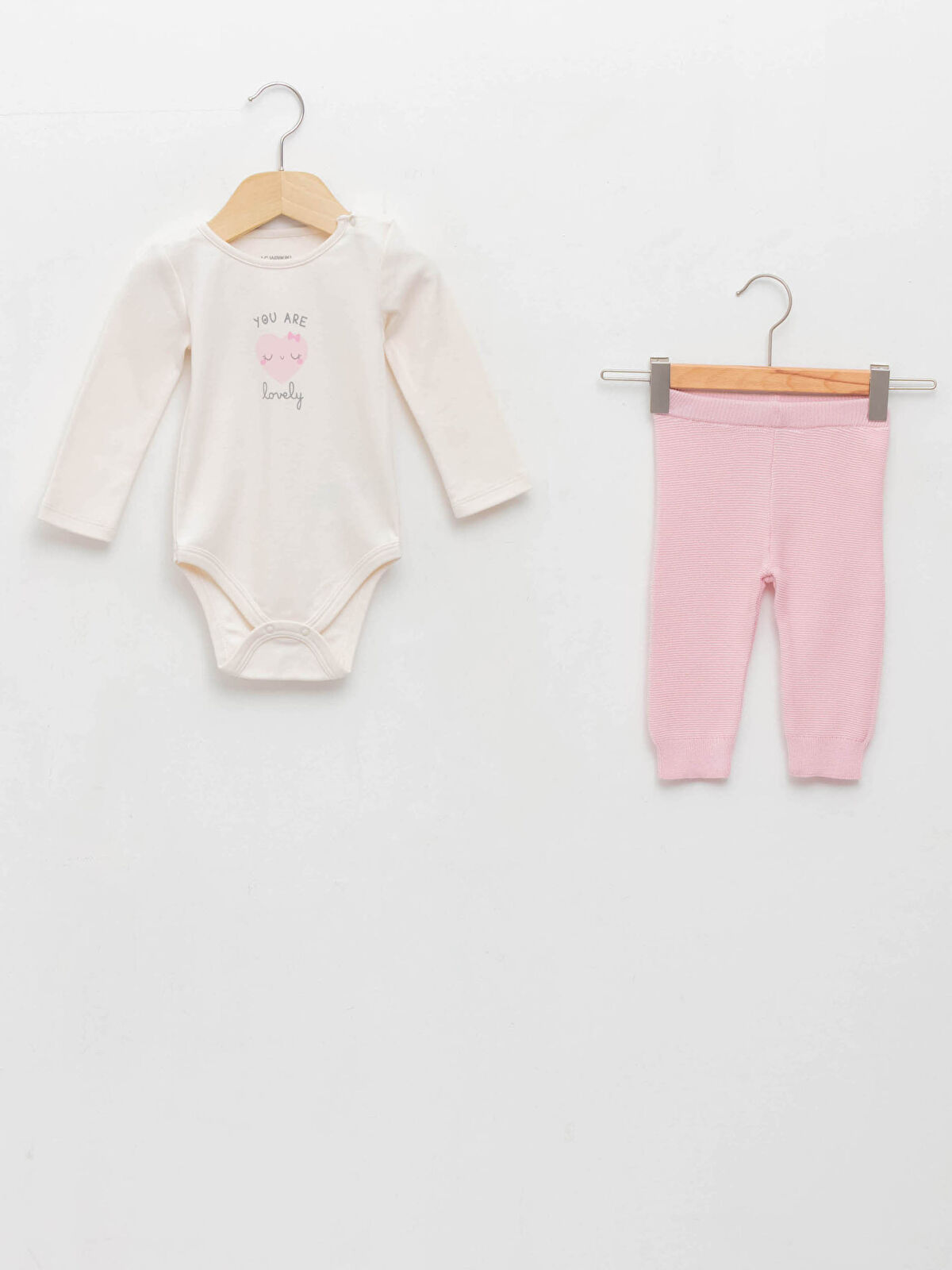 Bisiklet Yaka Uzun Kollu Baskılı Pamuklu Kız Bebek Çıtçıtlı Body ve Triko Tayt 2'li Takım Bisiklet Yaka Uzun Kollu Baskılı Pamuklu Kız Bebek Çıtçıtlı Body ve Triko Tayt 2'li Takım