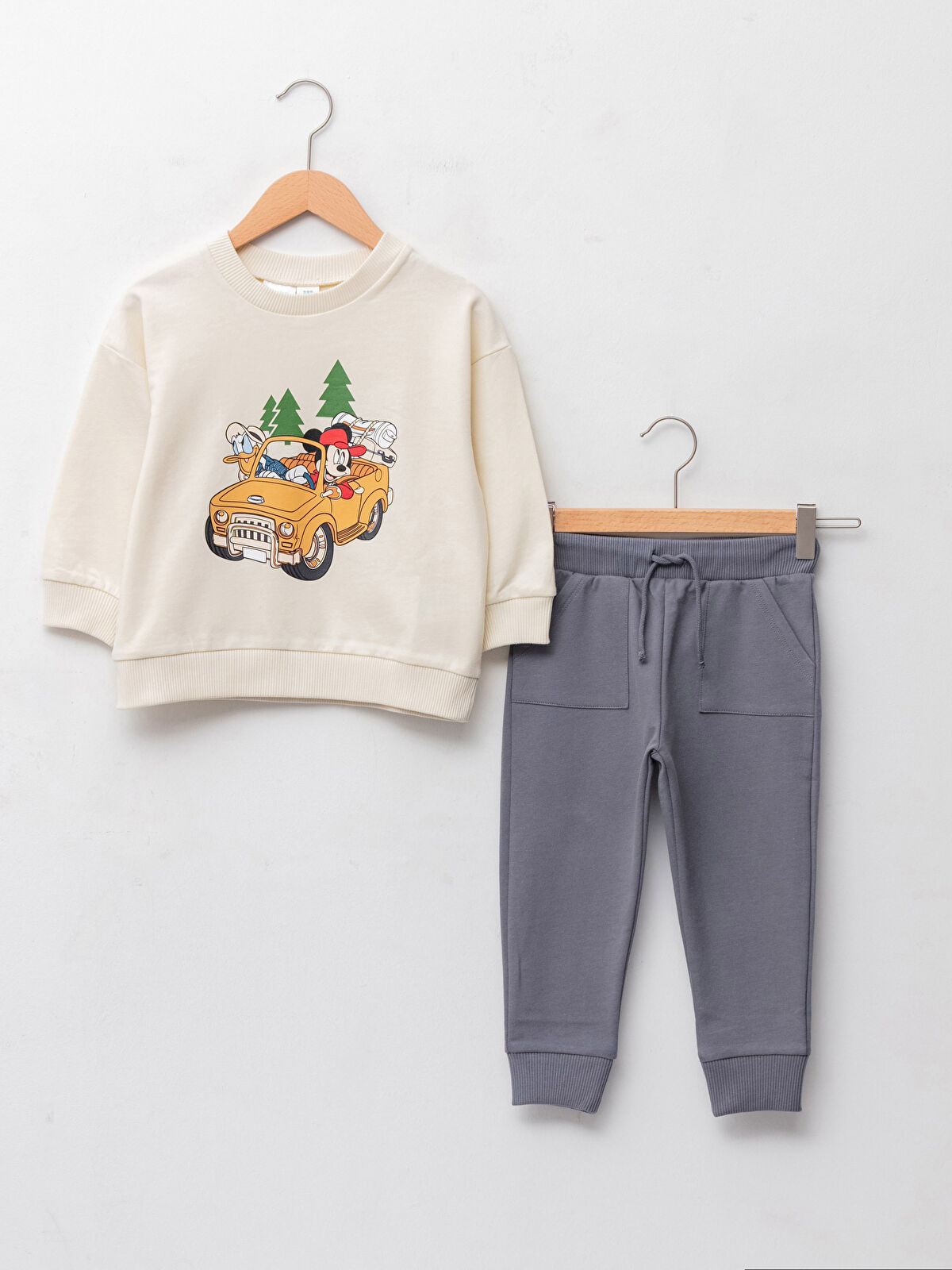 Bisiklet Yaka Uzun Kollu Disney Baskılı Erkek Bebek Sweatshirt ve Jogger Pantolon 2'li Takım Bisiklet Yaka Uzun Kollu Disney Baskılı Erkek Bebek Sweatshirt ve Jogger Pantolon 2'li Takım
