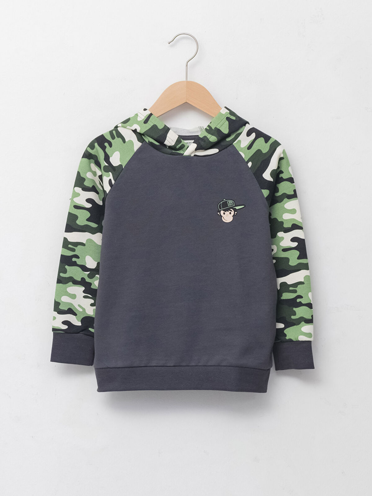 Kapüşonlu Kamuflaj Desenli Uzun Kollu Erkek Çocuk Sweatshirt Kapüşonlu Kamuflaj Desenli Uzun Kollu Erkek Çocuk Sweatshirt