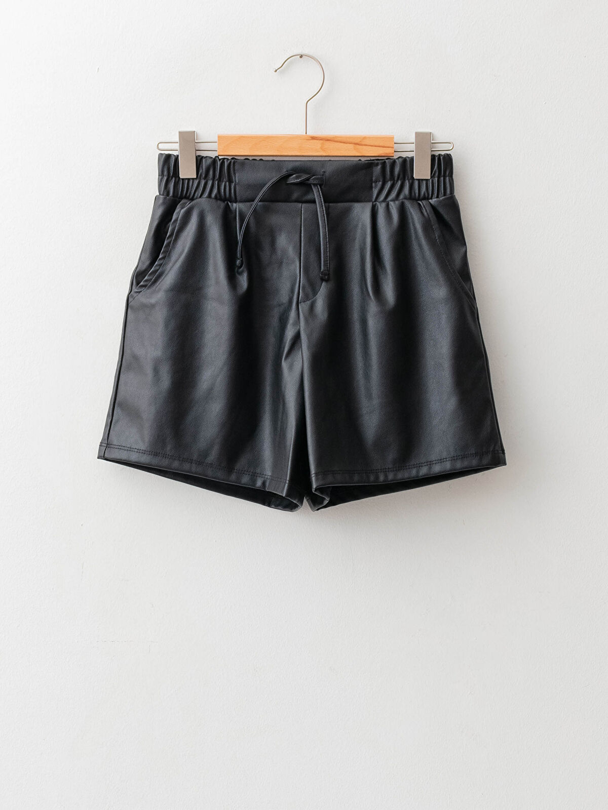 Beli Lastikli Deri Görünümlü Kız Çocuk Şort