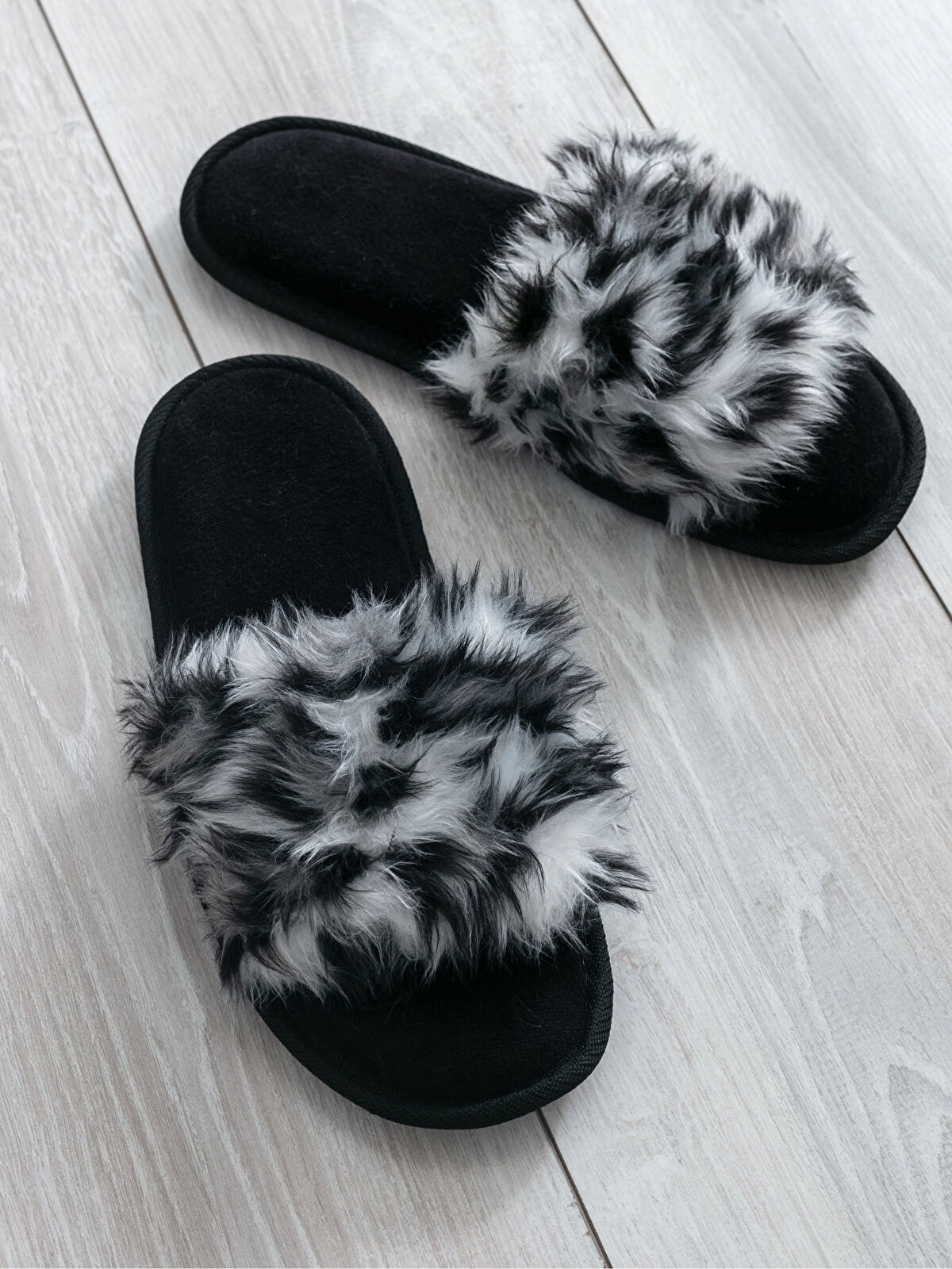 Tek Bantlı Pelüş Kadın Ev Terliği