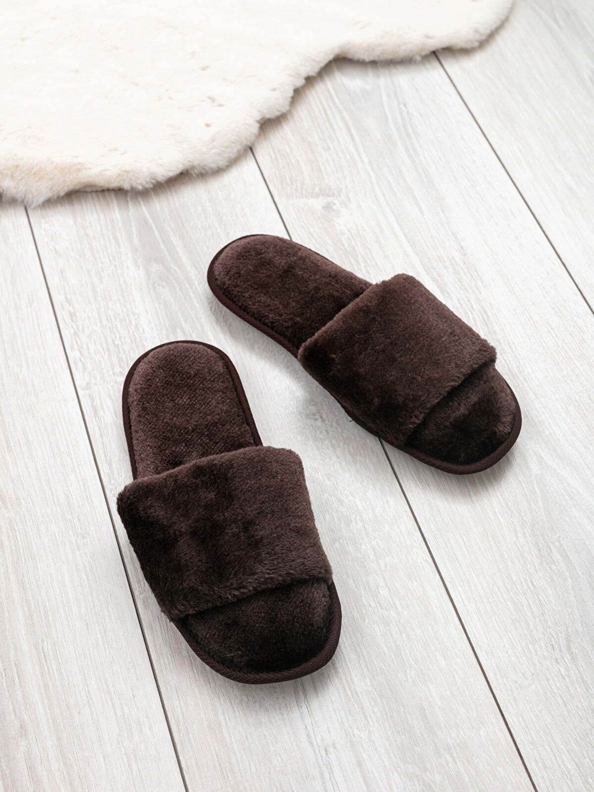 Tek Bantlı Pelüş Kadın Ev Terliği