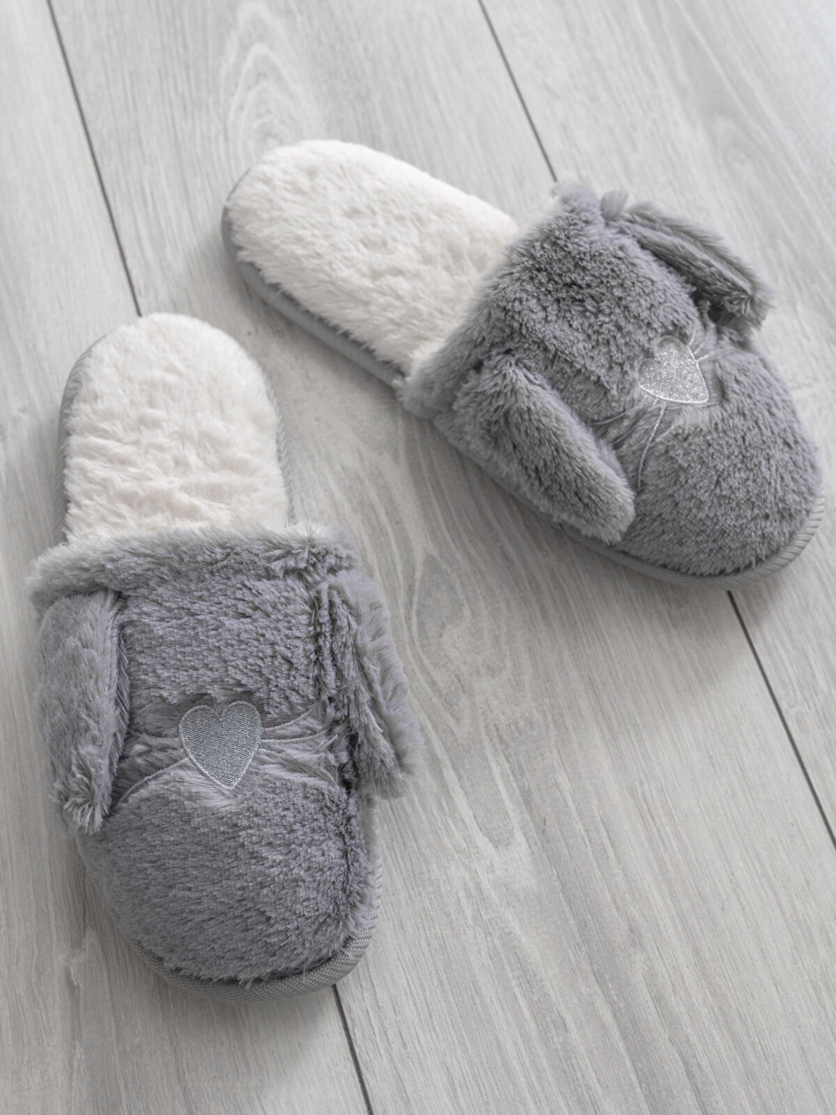 Nakış Detaylı Önü Kapalı Pelüş Kadın Ev Terliği