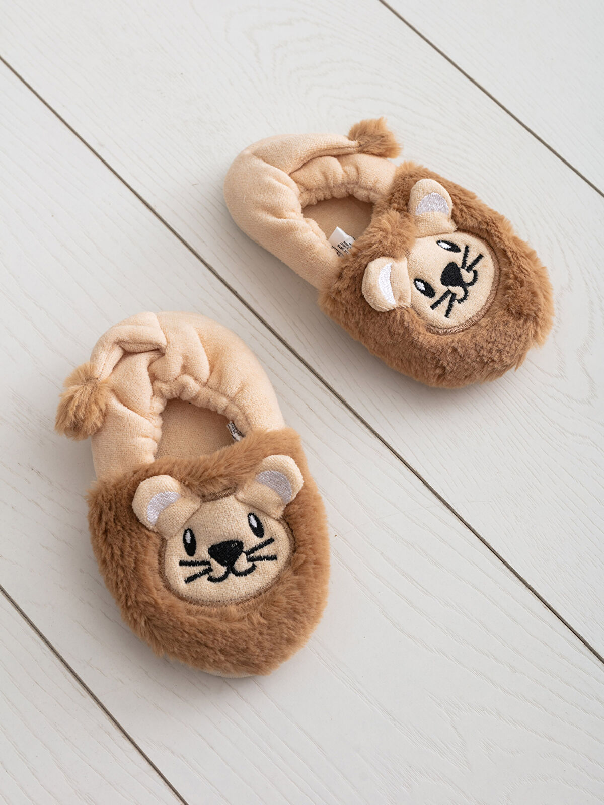 Nakış Detaylı 3D Aplikeli Önü Kapalı Panduf