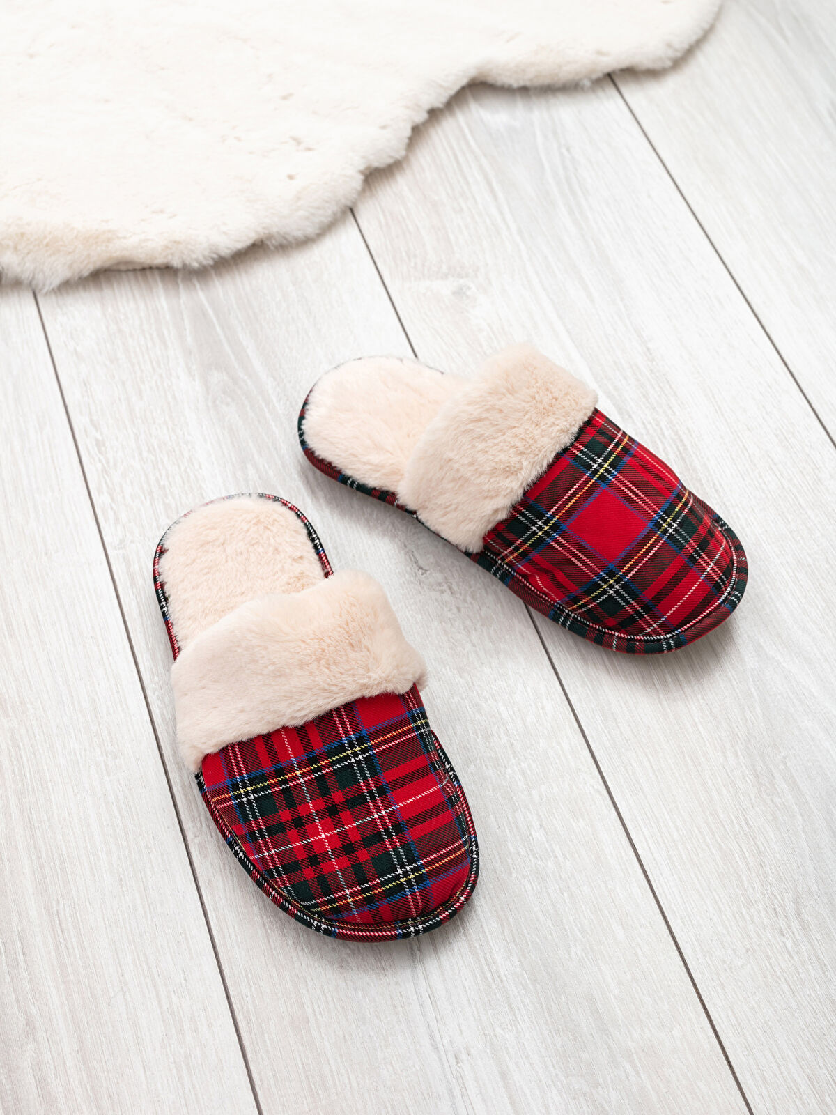 Önü Kapalı Ekose Desenli Kadın Ev Terliği