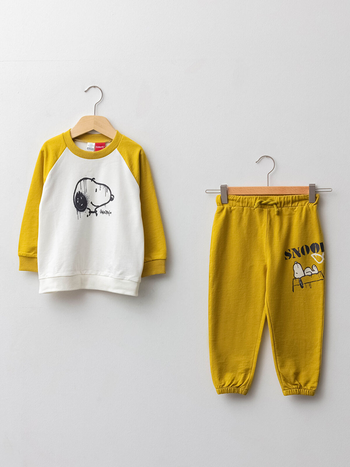 Bisiklet Yaka Uzun Kollu Snoopy Baskılı Pamuklu Erkek Bebek Tişört ve Jogger Pantolon 2'li Takım Bisiklet Yaka Uzun Kollu Snoopy Baskılı Pamuklu Erkek Bebek Tişört ve Jogger Pantolon 2'li Takım