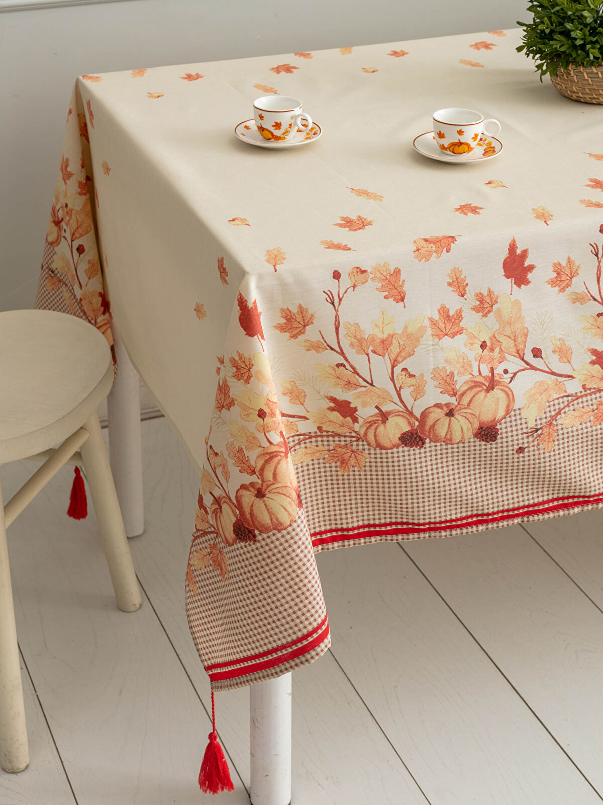 Çiçek Baskılı Masa Örtüsü 150x220 Cm