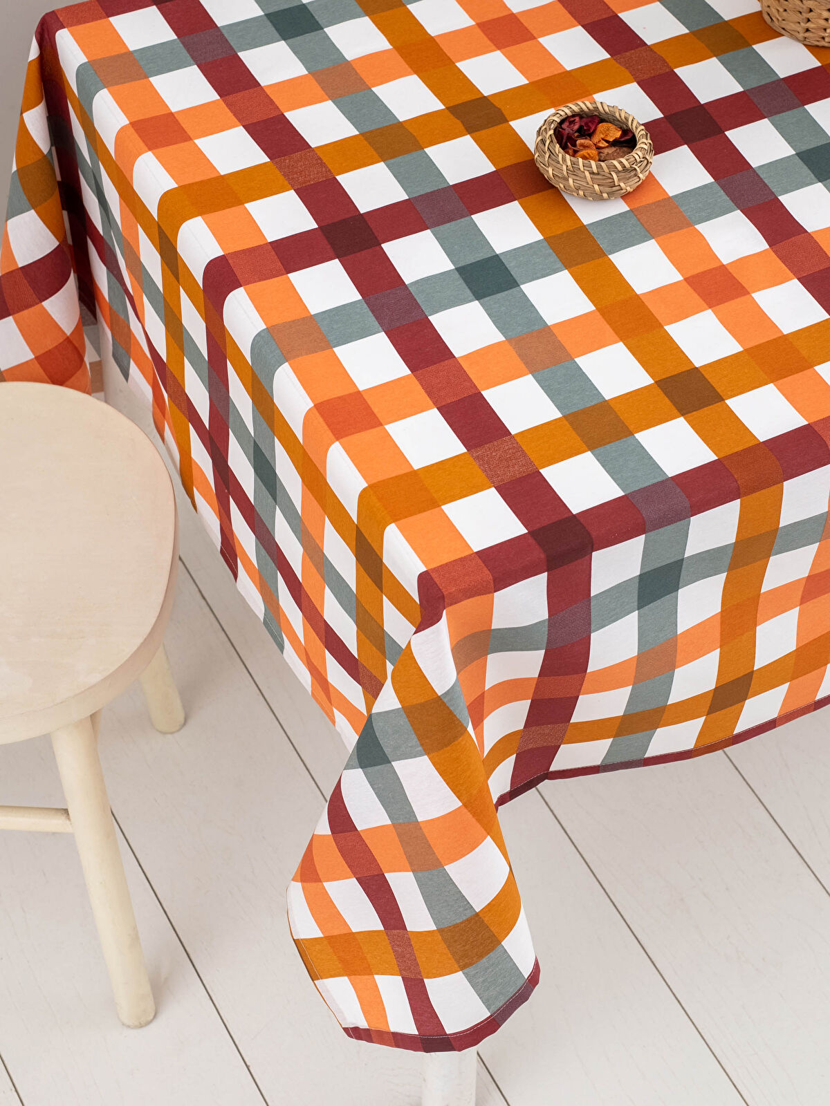 Ekose Detaylı Masa Örtüsü 150x150 Cm Ekose Detaylı Masa Örtüsü 150x150 Cm