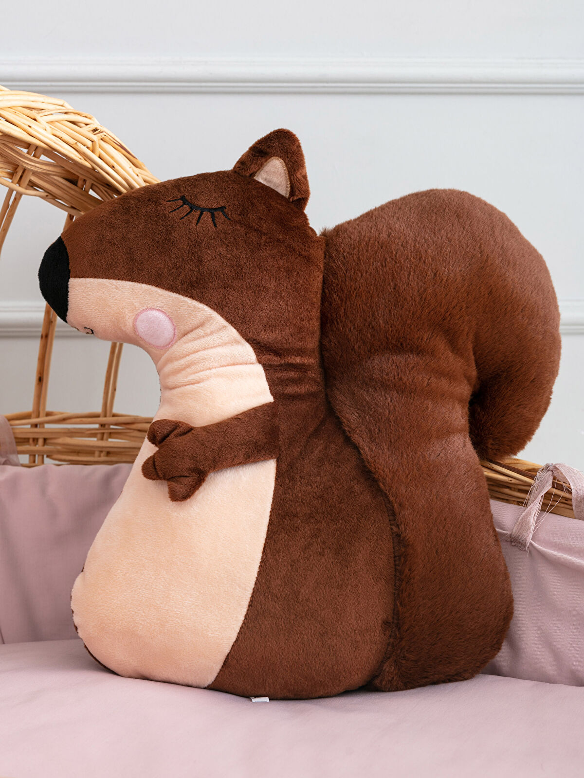 Nakış Detaylı Dolgulu Pelüş Bebek Sincap Kırlent 37x39 Cm Nakış Detaylı Dolgulu Pelüş Bebek Sincap Kırlent 37x39 Cm
