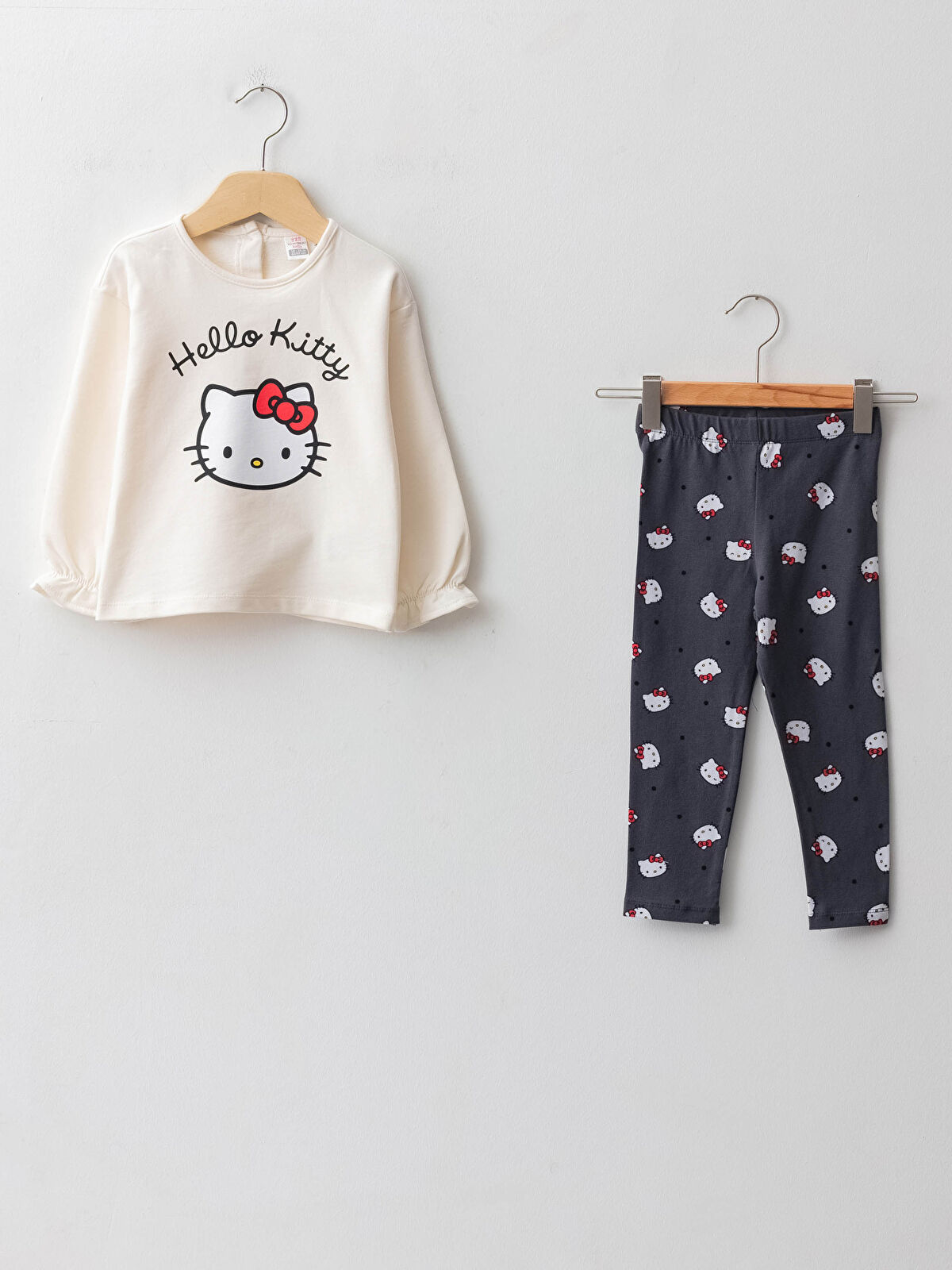 Bisiklet Yaka Uzun Kollu Hello Kitty Baskılı Kız Bebek Sweatshirt ve Tayt 2'li Takım Bisiklet Yaka Uzun Kollu Hello Kitty Baskılı Kız Bebek Sweatshirt ve Tayt 2'li Takım