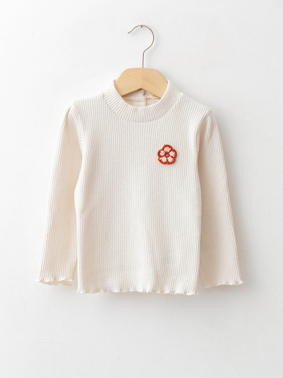 Yarım Balıkçı Yaka Uzun Kollu Nakış Detaylı Kız Bebek Tişört