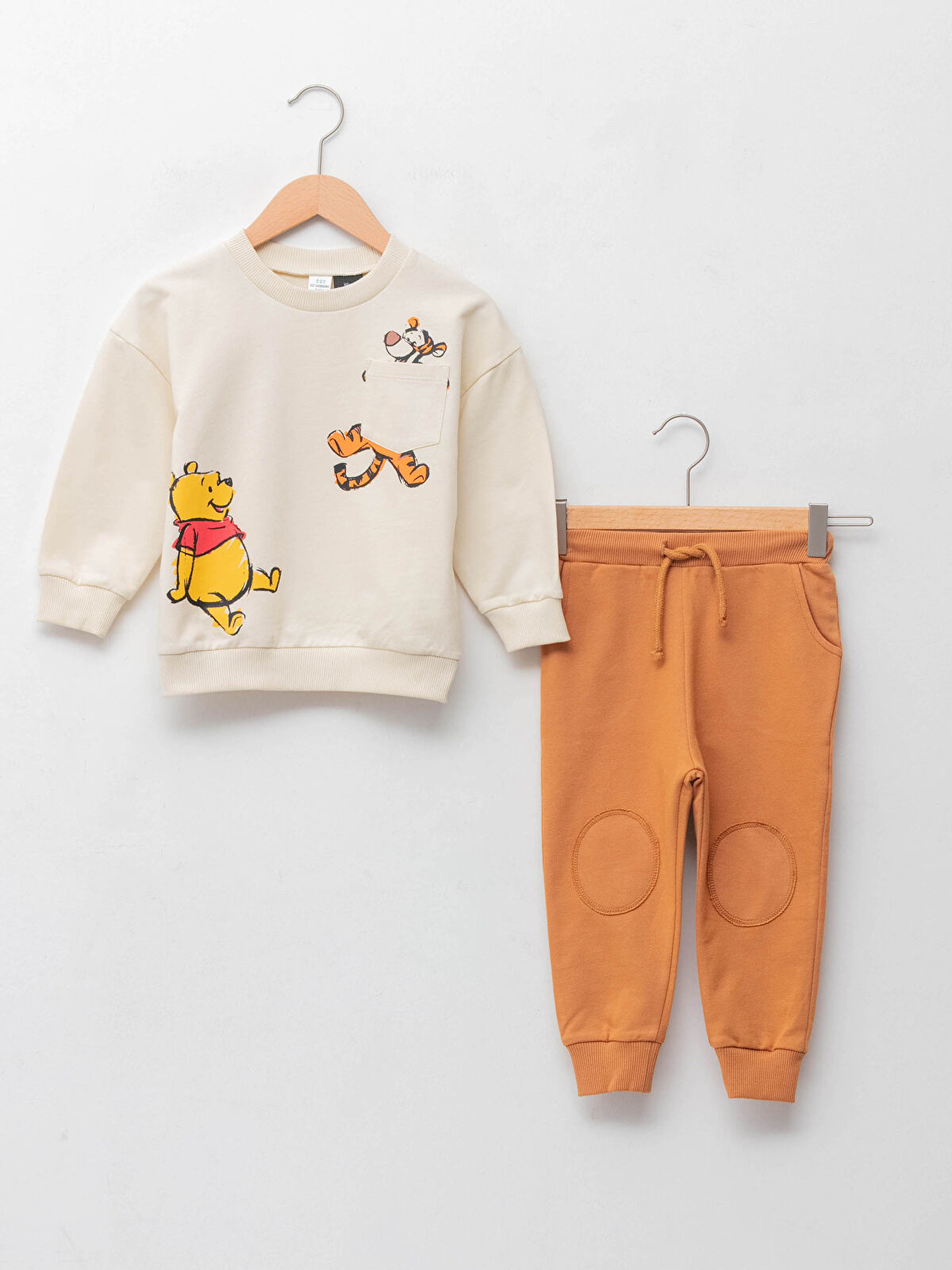 Bisiklet Yaka Uzun Kollu Winnie the Pooh Baskılı Erkek Bebek Sweatshirt ve Jogger Pantolon 2'li Takım Bisiklet Yaka Uzun Kollu Winnie the Pooh Baskılı Erkek Bebek Sweatshirt ve Jogger Pantolon 2'li Takım