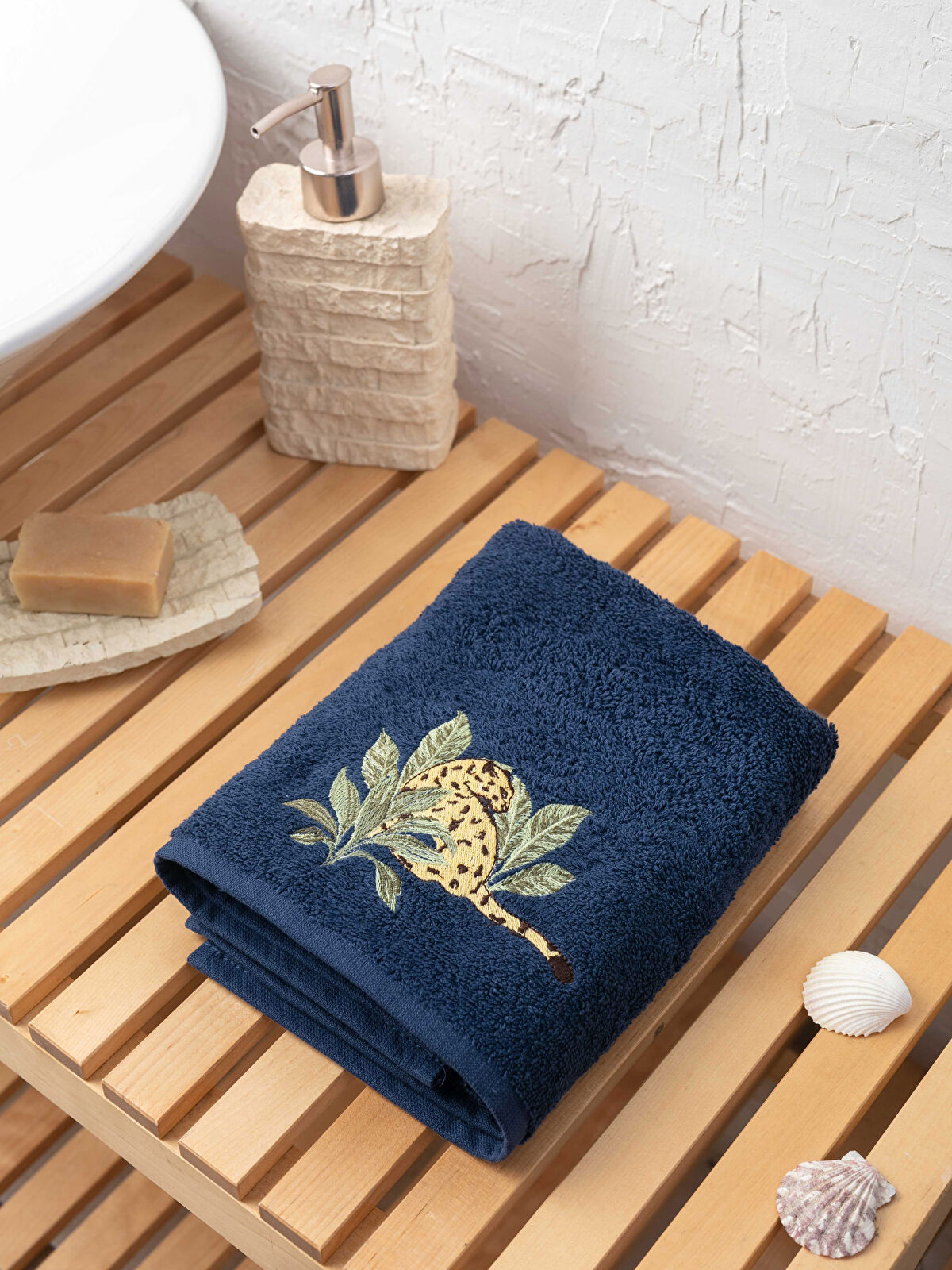 Nakış Detaylı Bukle Yüz Havlusu 50x80 Cm