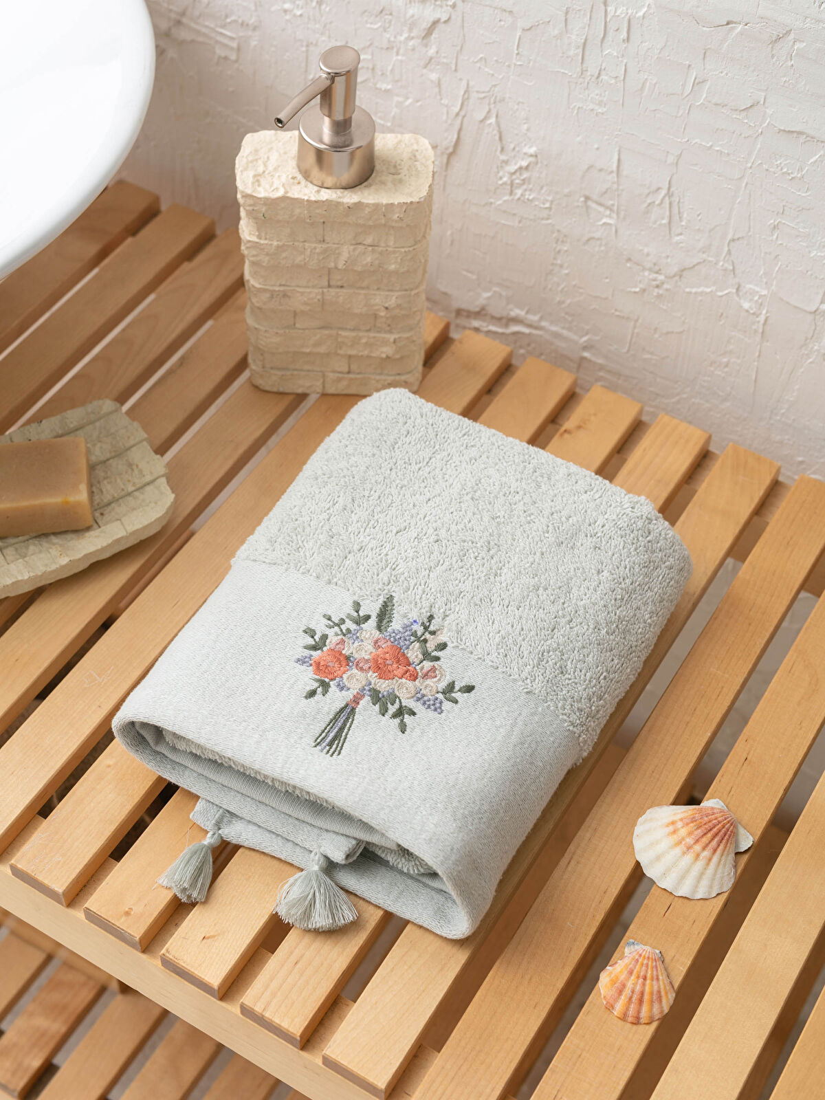 Çiçek Nakışlı Püsküllü Bukle Yüz Havlusu 50x80 Cm