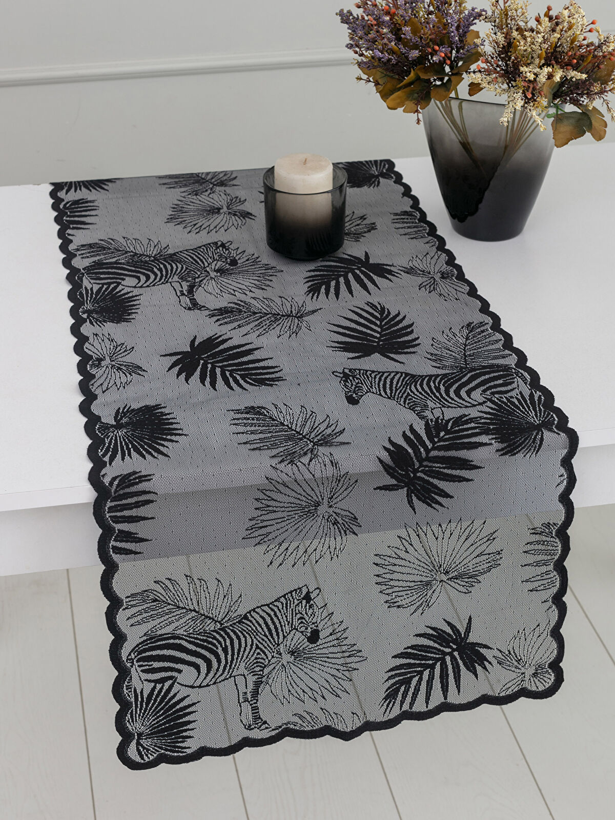 Zebra Nakışlı Dantel Detaylı Runner 45x150 Cm Zebra Nakışlı Dantel Detaylı Runner 45x150 Cm