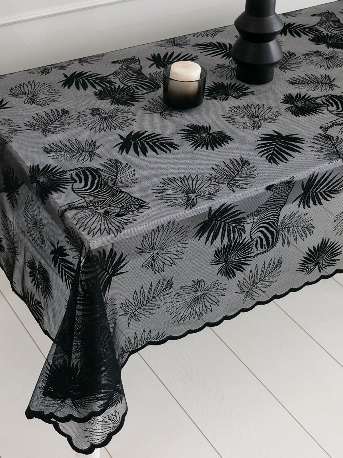 Dantel Detaylı Masa Örtüsü 145x200 Cm