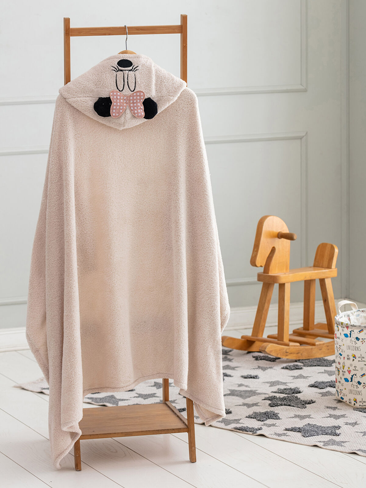 Tek Kişilik Kapüşonlu Nakış Detaylı Minnie Mouse Lisanslı Giyilebilir Battaniye 100x150 Cm Tek Kişilik Kapüşonlu Nakış Detaylı Minnie Mouse Lisanslı Giyilebilir Battaniye 100x150 Cm