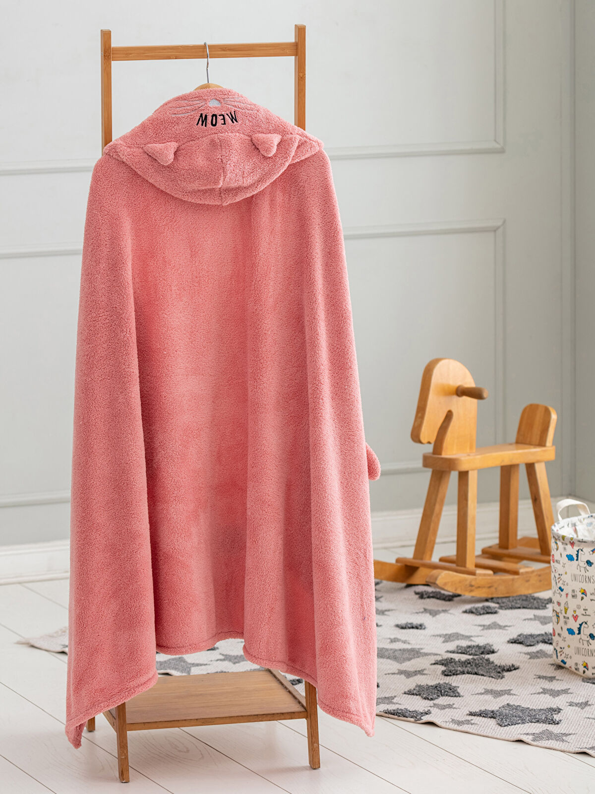 Tek Kişilik Kapüşonlu Nakış Detaylı Giyilebilir Battaniye 100x150 Cm Tek Kişilik Kapüşonlu Nakış Detaylı Giyilebilir Battaniye 100x150 Cm