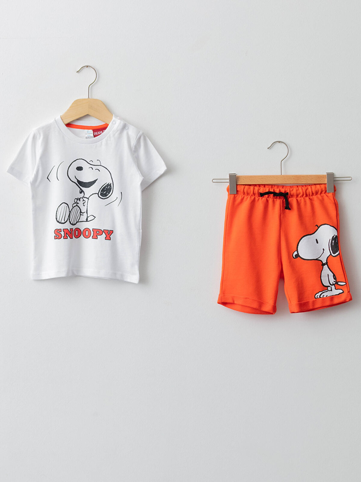 Bisiklet Yaka Kısa Kollu Snoopy Baskılı Tişört ve Şort 2'li Takım