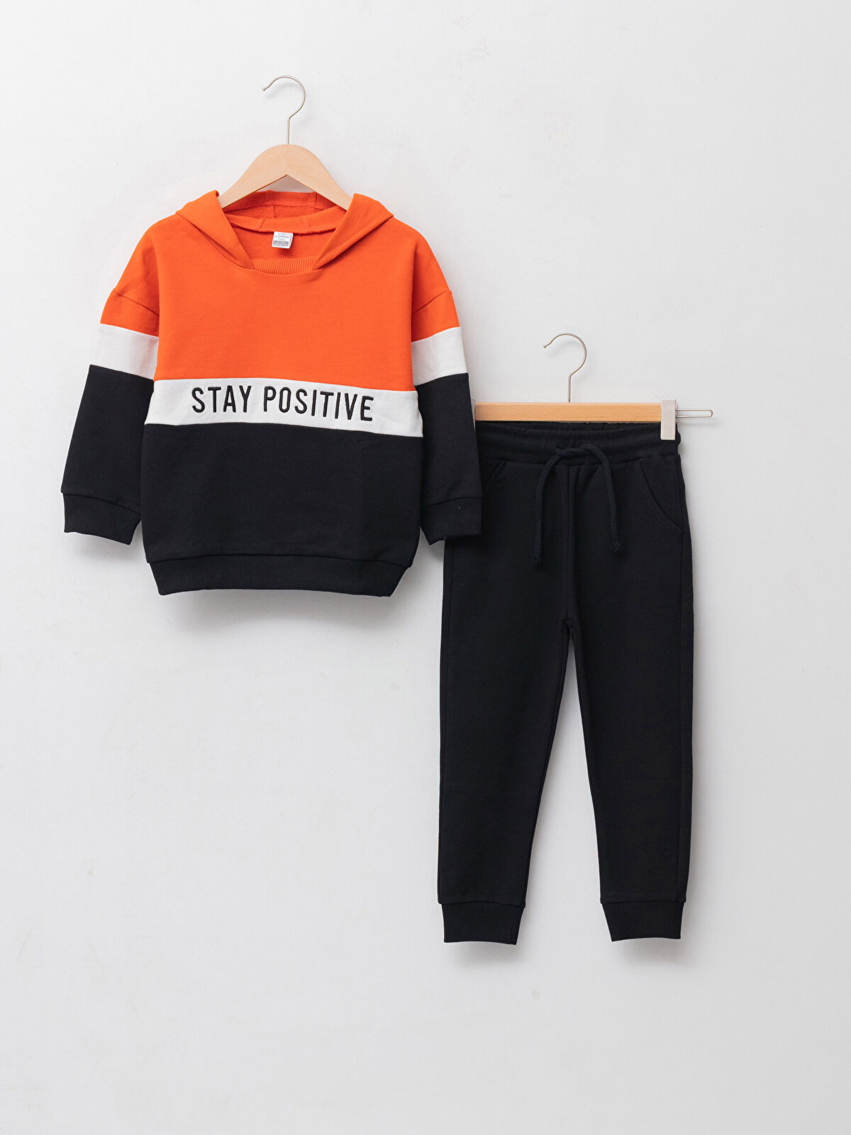Kapüşonlu Uzun Kollu Erkek Bebek Sweatshirt ve Jogger Pantolon 2'li Takım Kapüşonlu Uzun Kollu Erkek Bebek Sweatshirt ve Jogger Pantolon 2'li Takım