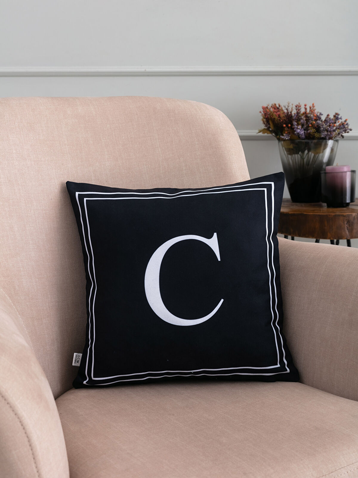 C Harfi Baskılı Kırlent Kılıfı 45x45 Cm