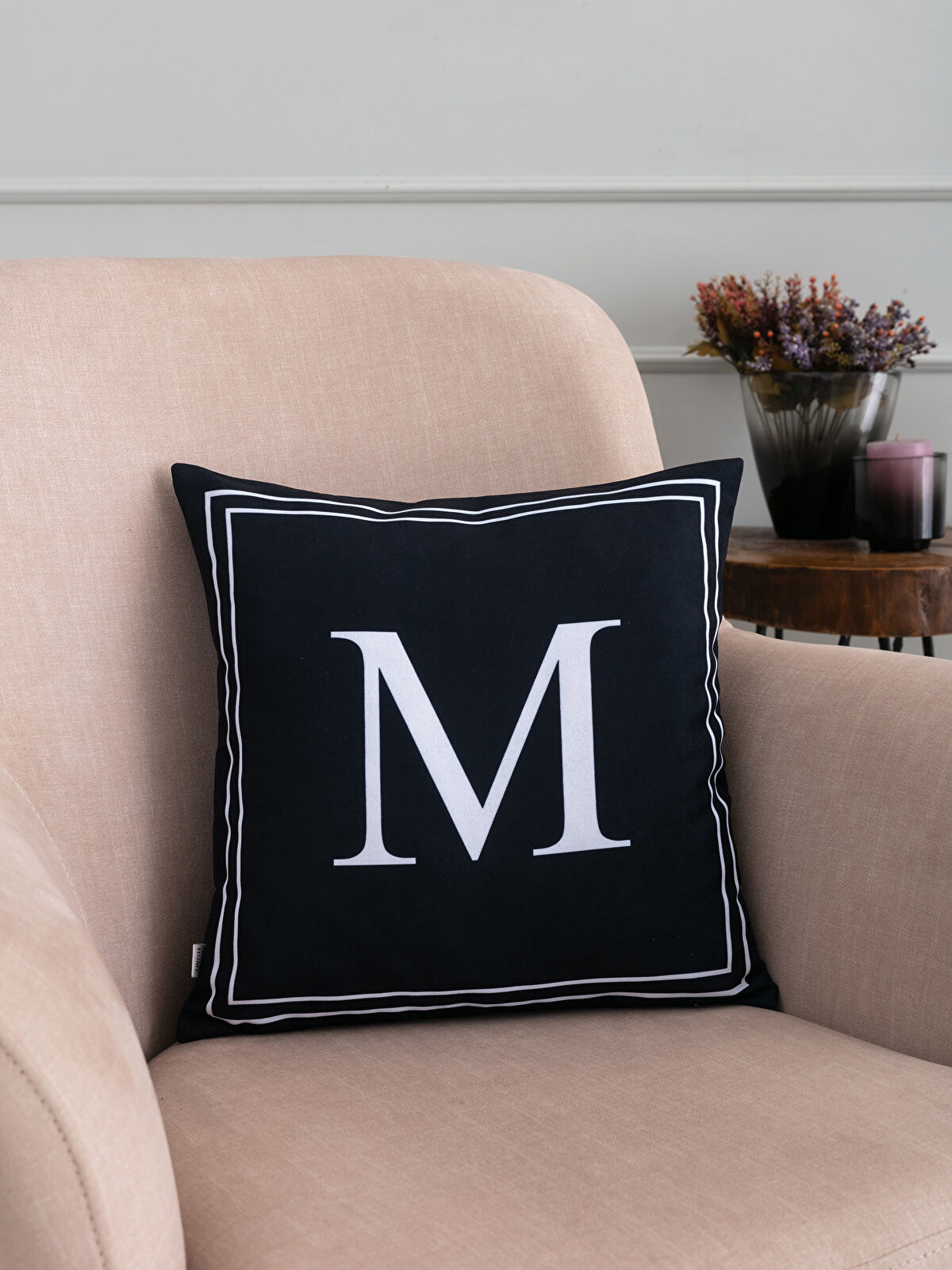 M Harfi Baskılı Kırlent Kılıfı 45x45 Cm