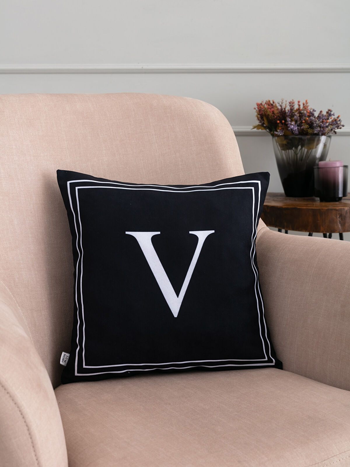 V Harfi Baskılı Kırlent Kılıfı 45x45 Cm