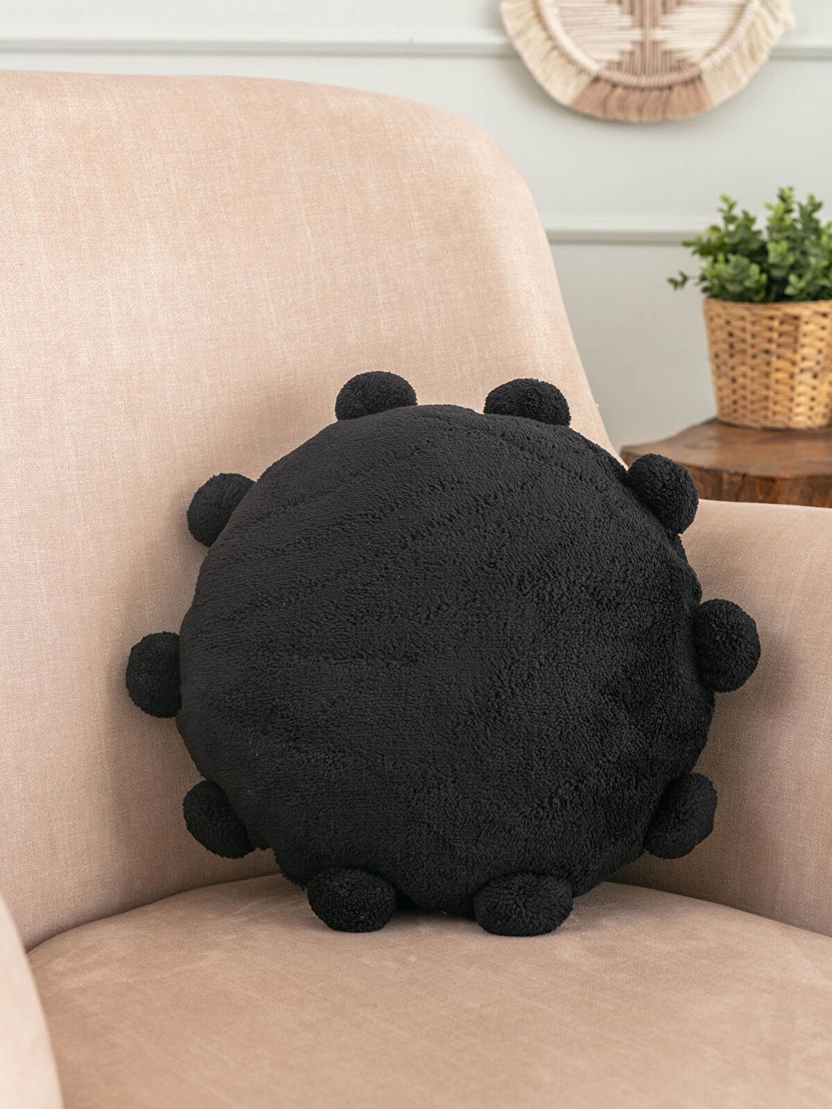 Ponpon Detaylı Dolgulu Kadife Kırlent