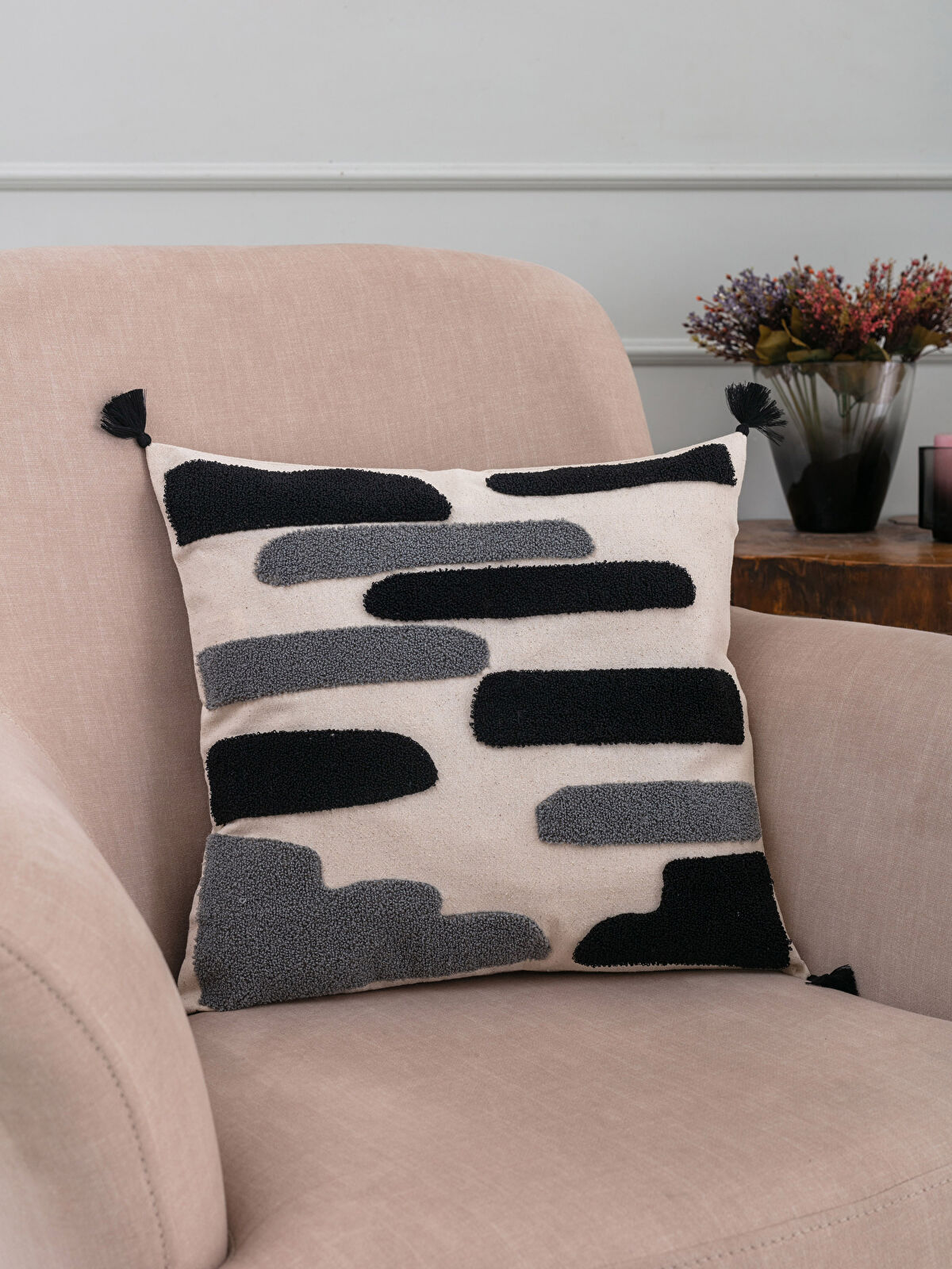 Nakış Detaylı Püsküllü Dokuma Kırlent Kılıfı 45x45 Cm