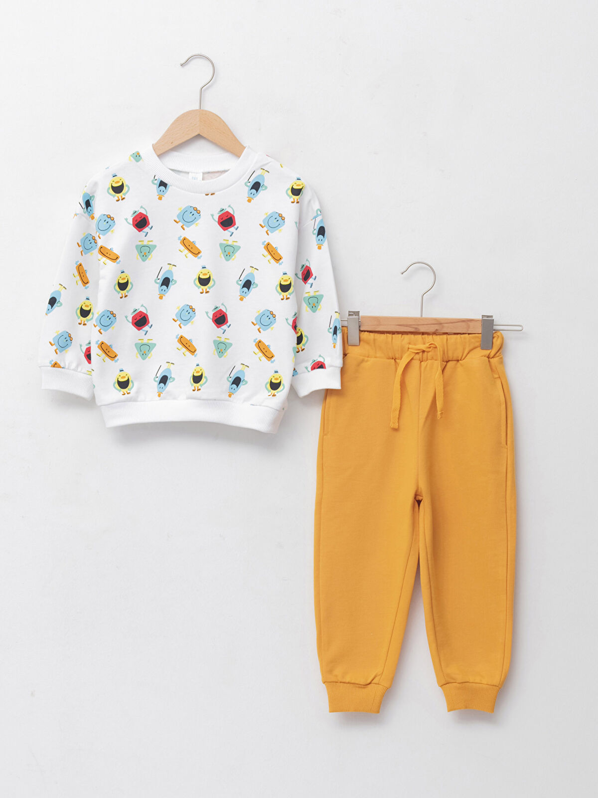 Bisiklet Yaka Uzun Kollu Erkek Bebek Sweatshirt ve Jogger Pantolon 2'li Takım Bisiklet Yaka Uzun Kollu Erkek Bebek Sweatshirt ve Jogger Pantolon 2'li Takım