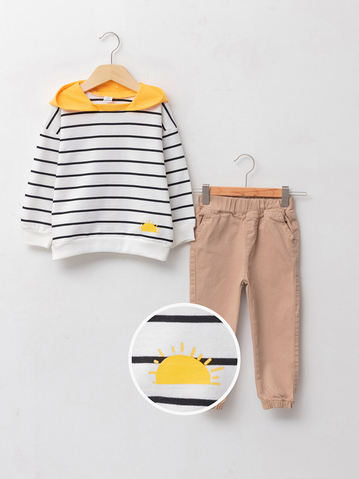 Kapüşonlu Uzun Kollu Çizgili Erkek Bebek Sweatshirt ve Jogger Pantolon 2'li Takım Kapüşonlu Uzun Kollu Çizgili Erkek Bebek Sweatshirt ve Jogger Pantolon 2'li Takım
