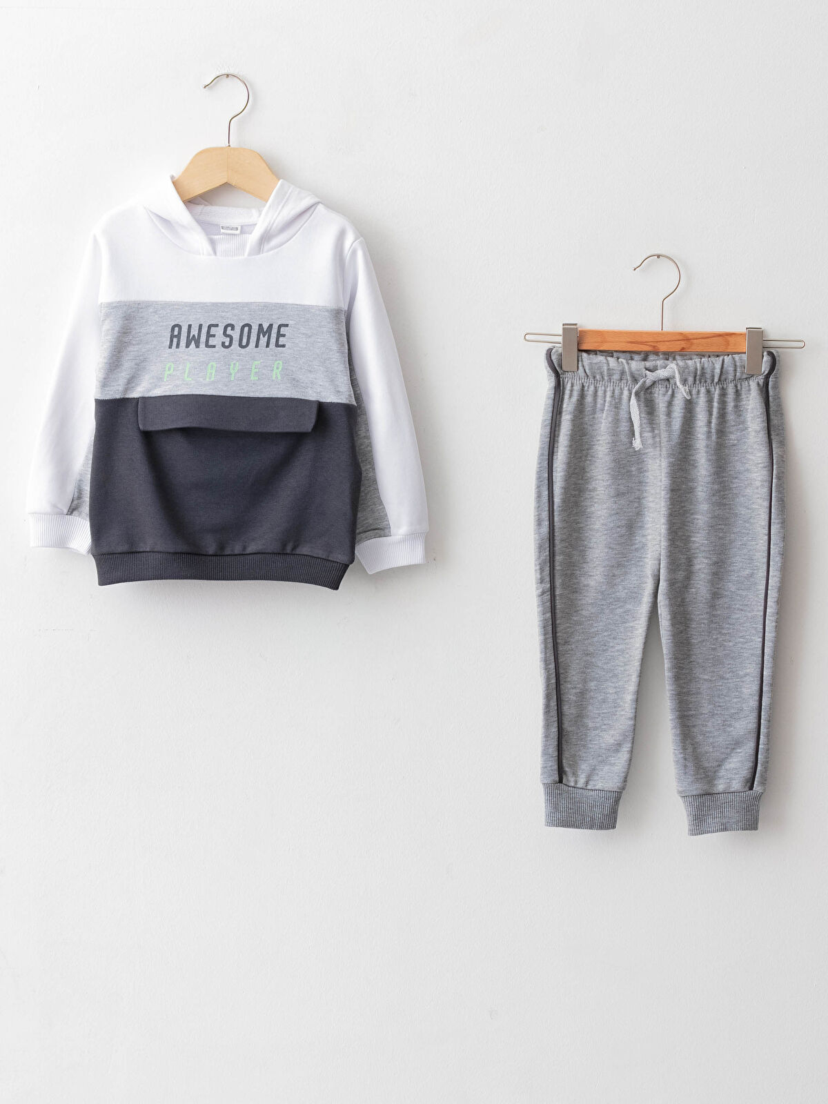 Kapüşonlu Uzun Kollu Erkek Bebek Sweatshirt ve Jogger Pantolon 2'li Takım Kapüşonlu Uzun Kollu Erkek Bebek Sweatshirt ve Jogger Pantolon 2'li Takım