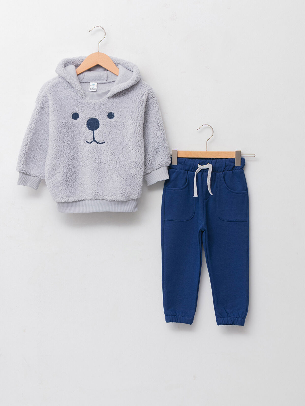 Kapüşonlu Uzun Kollu Nakış Detaylı Pelüş Erkek Bebek Sweatshirt ve Pantolon 2'li Takım Kapüşonlu Uzun Kollu Nakış Detaylı Pelüş Erkek Bebek Sweatshirt ve Pantolon 2'li Takım