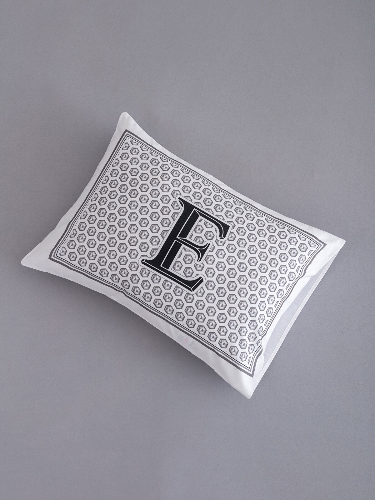 E Harfi Baskılı Dokuma Yastık Kılıfı 50x70 CM