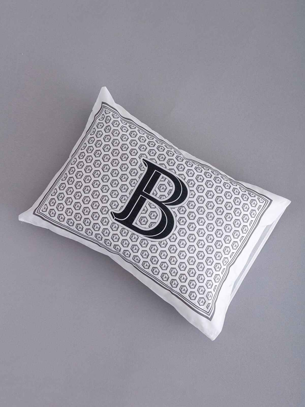 B Harfi Baskılı Dokuma Yastık Kılıfı 50x70 CM