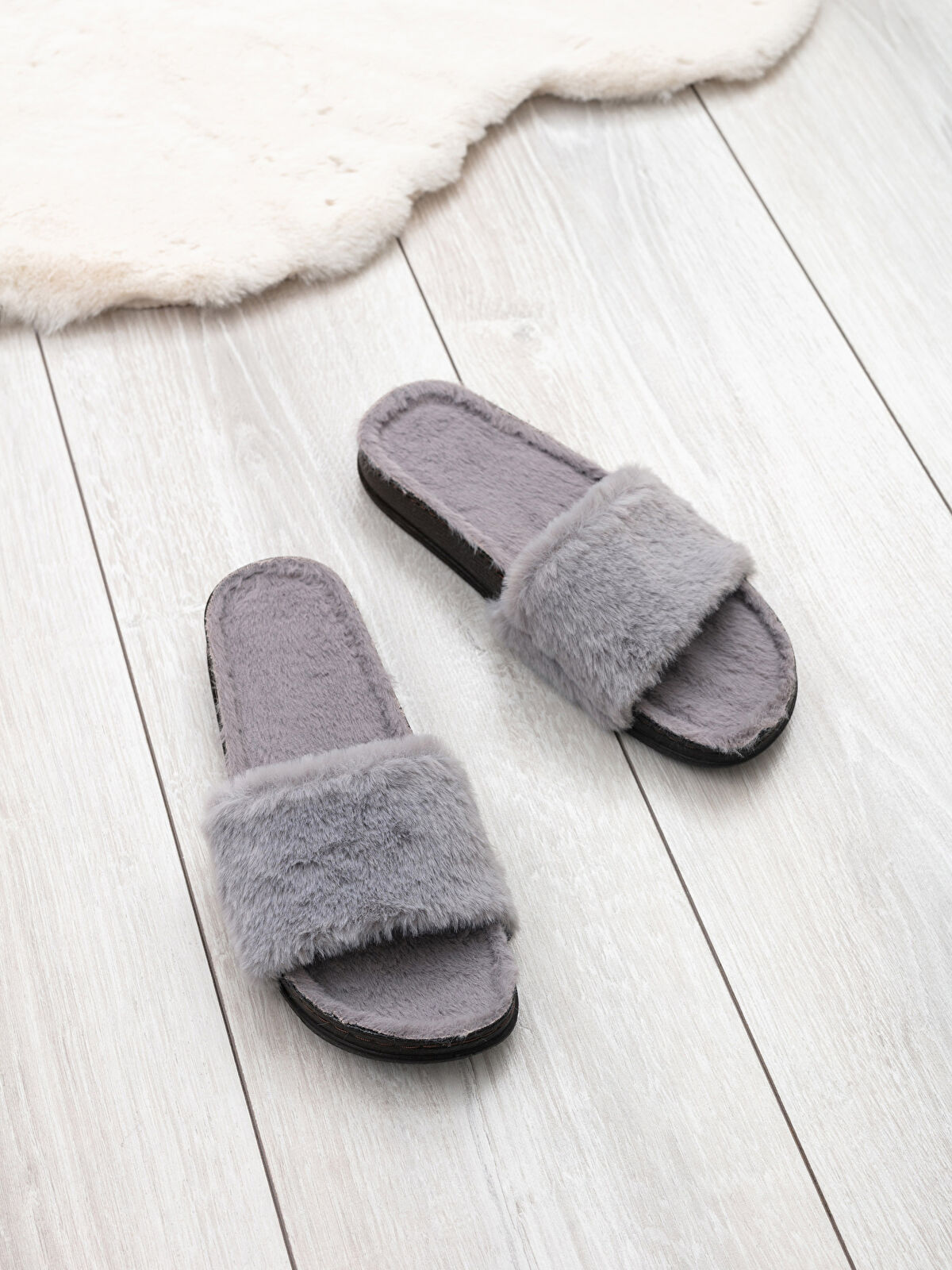 Tek Bantlı Pelüş Kadın Ev Terliği