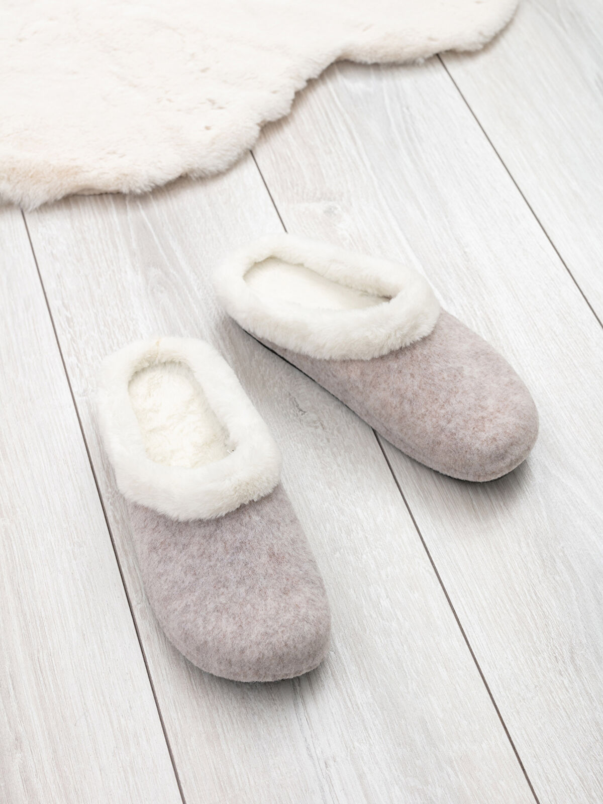 Önü Kapalı Pelüş Kadın Ev Terliği