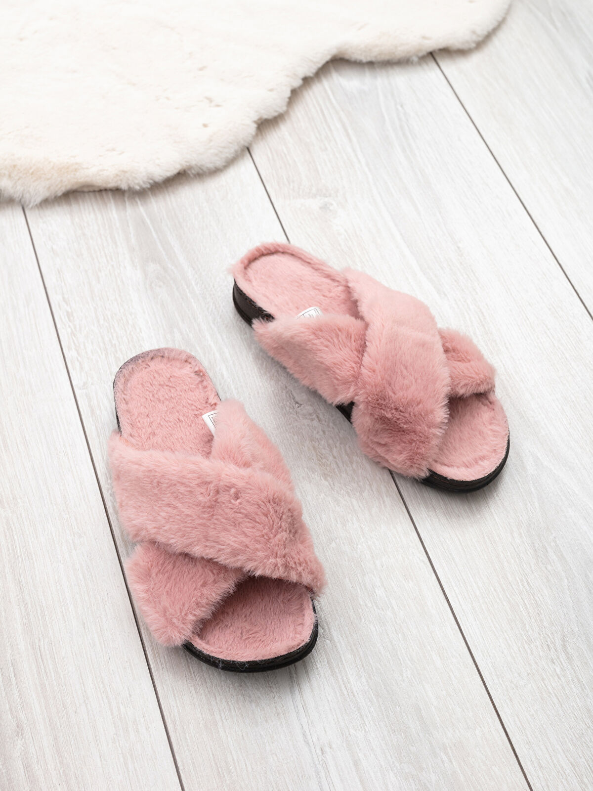 Çapraz Bantlı Pelüş Kadın Ev Terliği