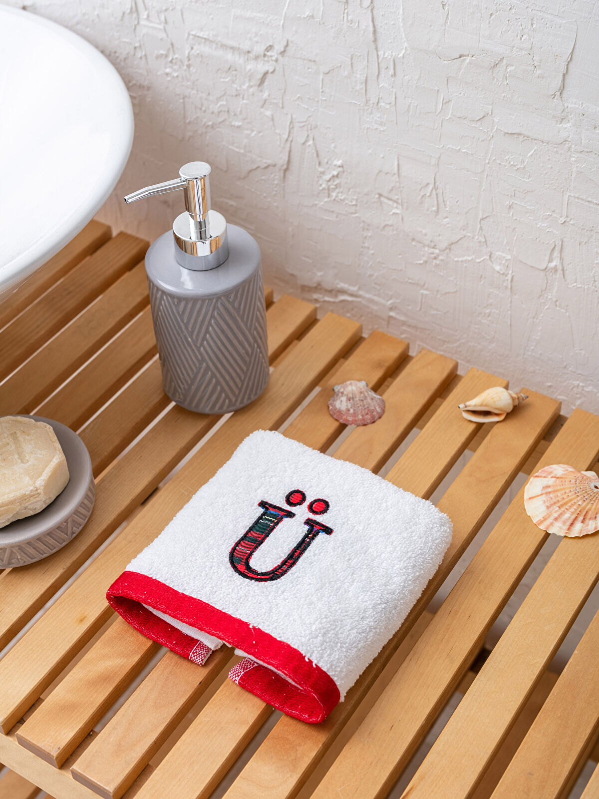 Ü Harfi Nakışlı Bukle El Havlusu 30x50 Cm