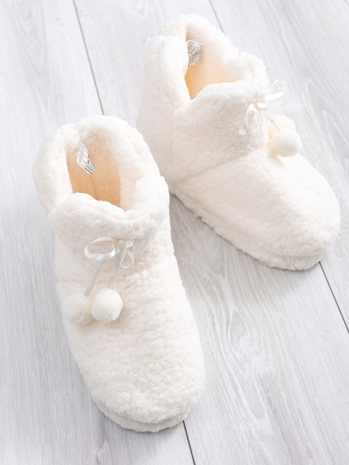 Ponponlu Pelüş Kadın Ev Botu