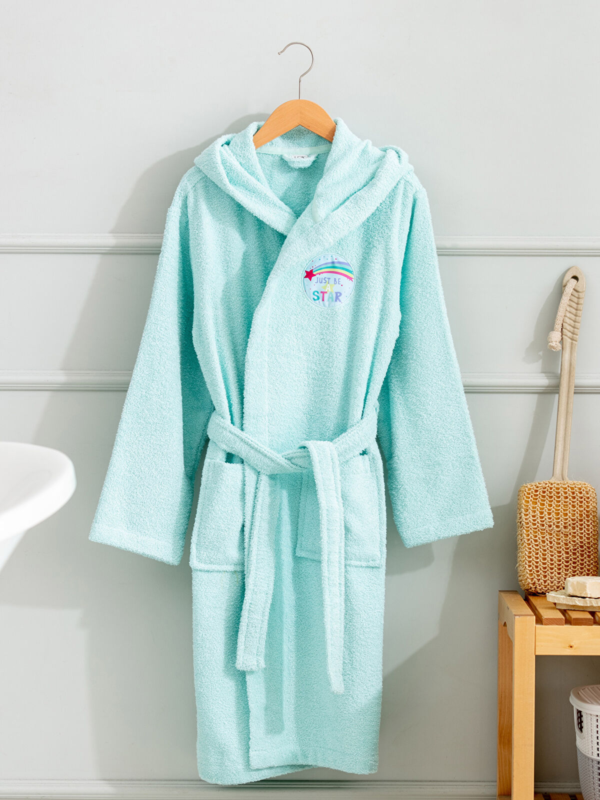 Kapüşonlu Nakış Detaylı Kız Çocuk Bornoz