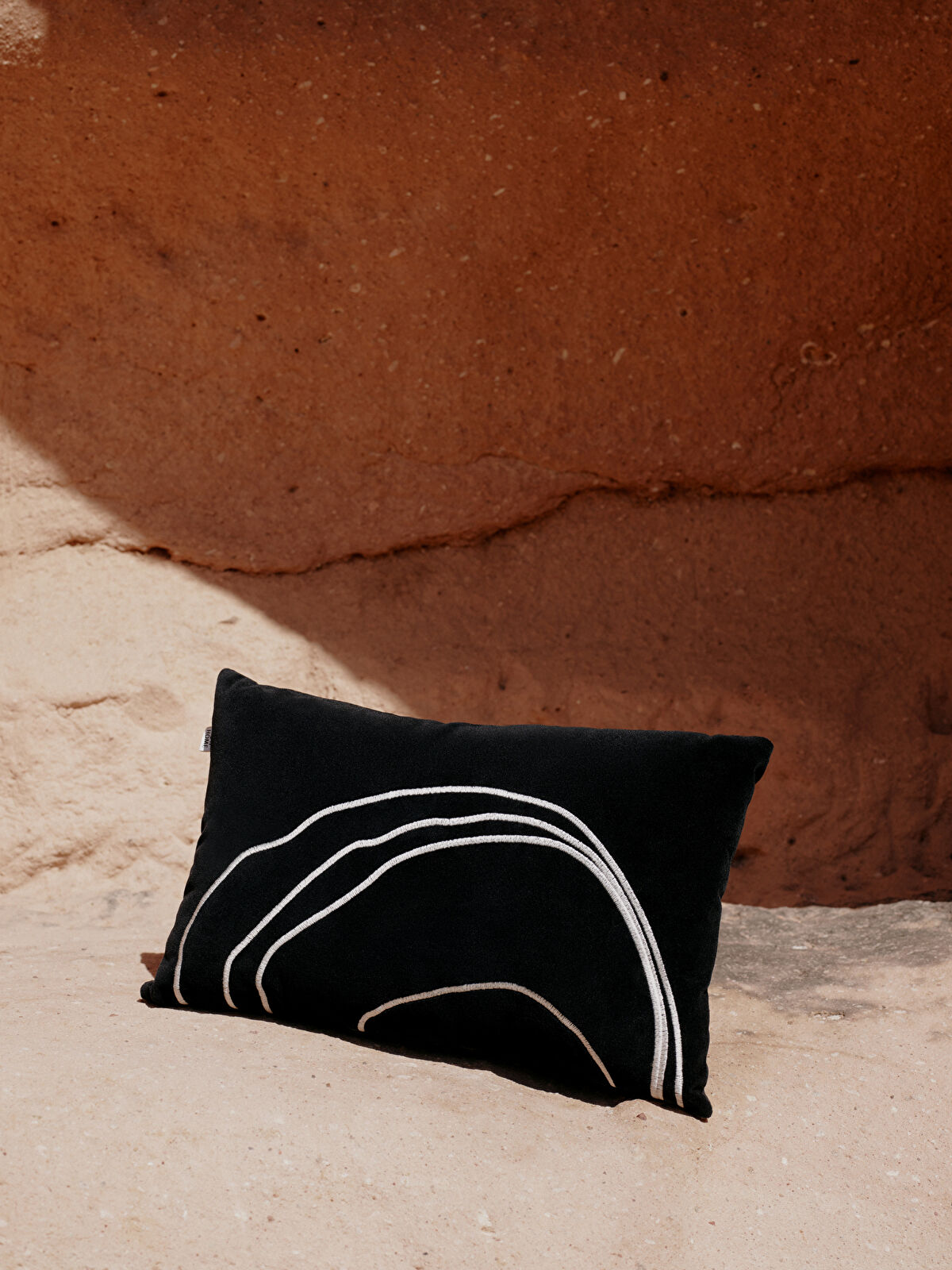 GAMZE SARAÇOĞLU X LCW HOME KIRLENT - NAKIŞ DETAYLI KADİFE 30X50 CM GAMZE SARAÇOĞLU X LCW HOME KIRLENT - NAKIŞ DETAYLI KADİFE 30X50 CM