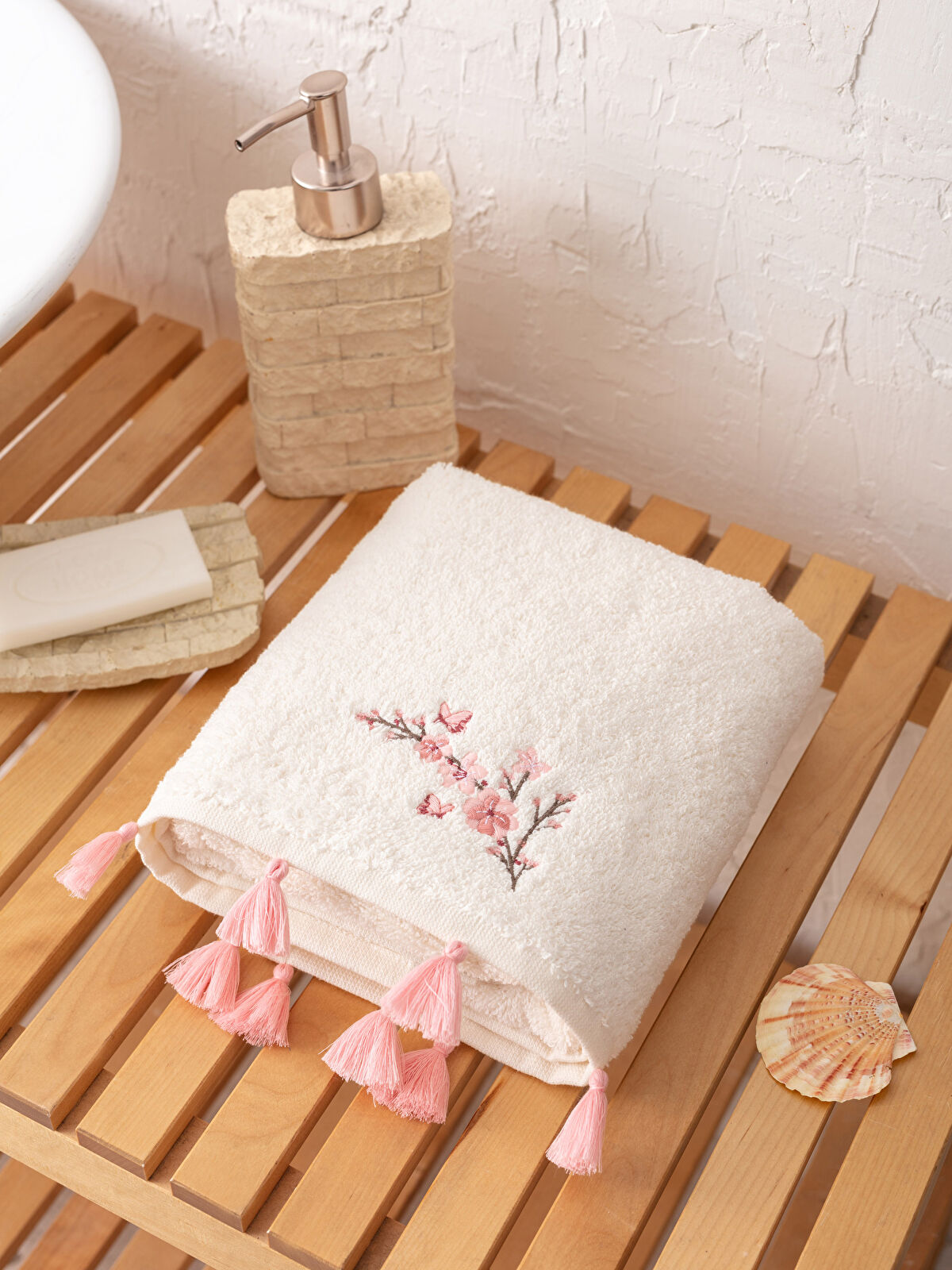 Nakış Detaylı Püsküllü Bukle Yüz Havlusu 50x80 Cm