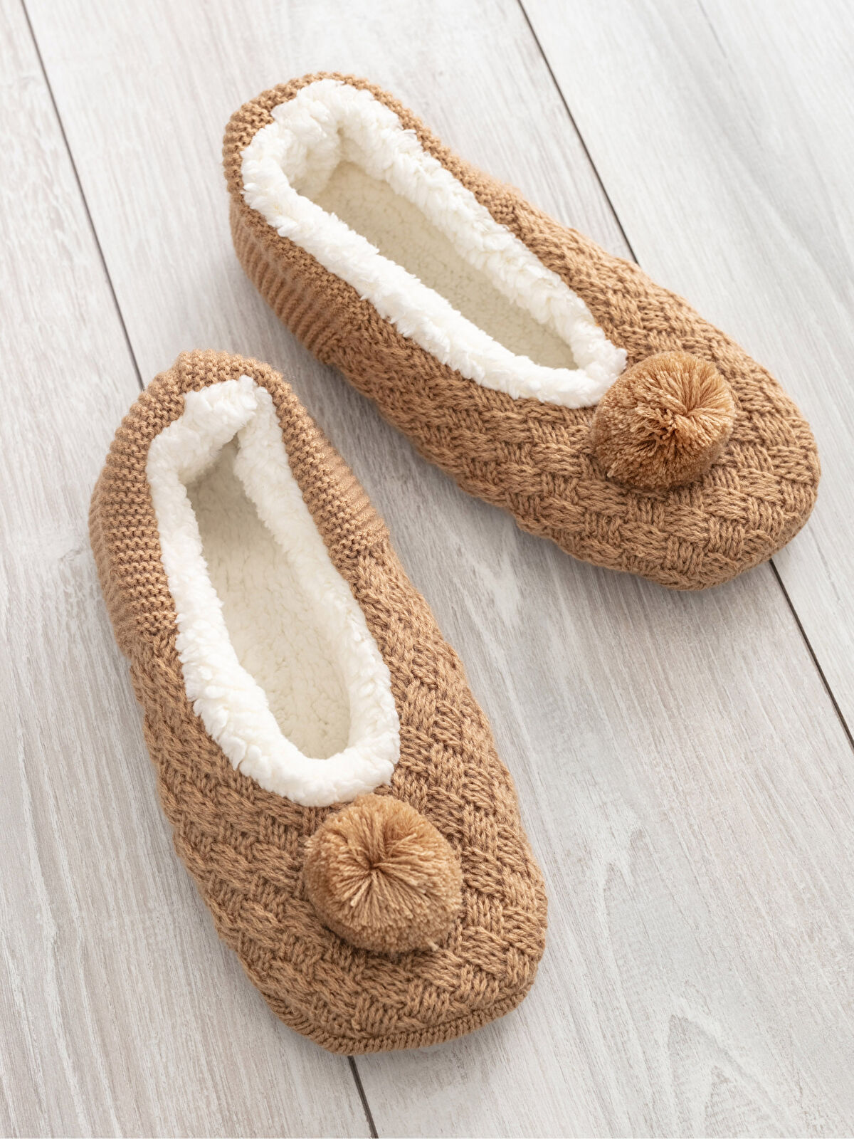 Kendinden Desenli Ponponlu Triko Ev Patiği